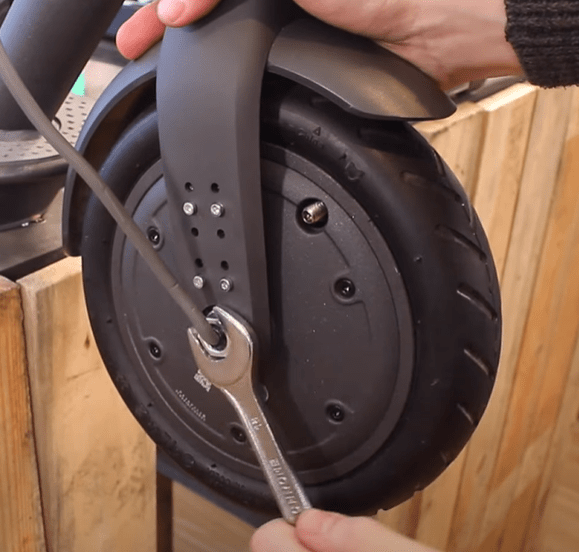 Changer le Pneu de la trottinette électrique Xiaomi M365