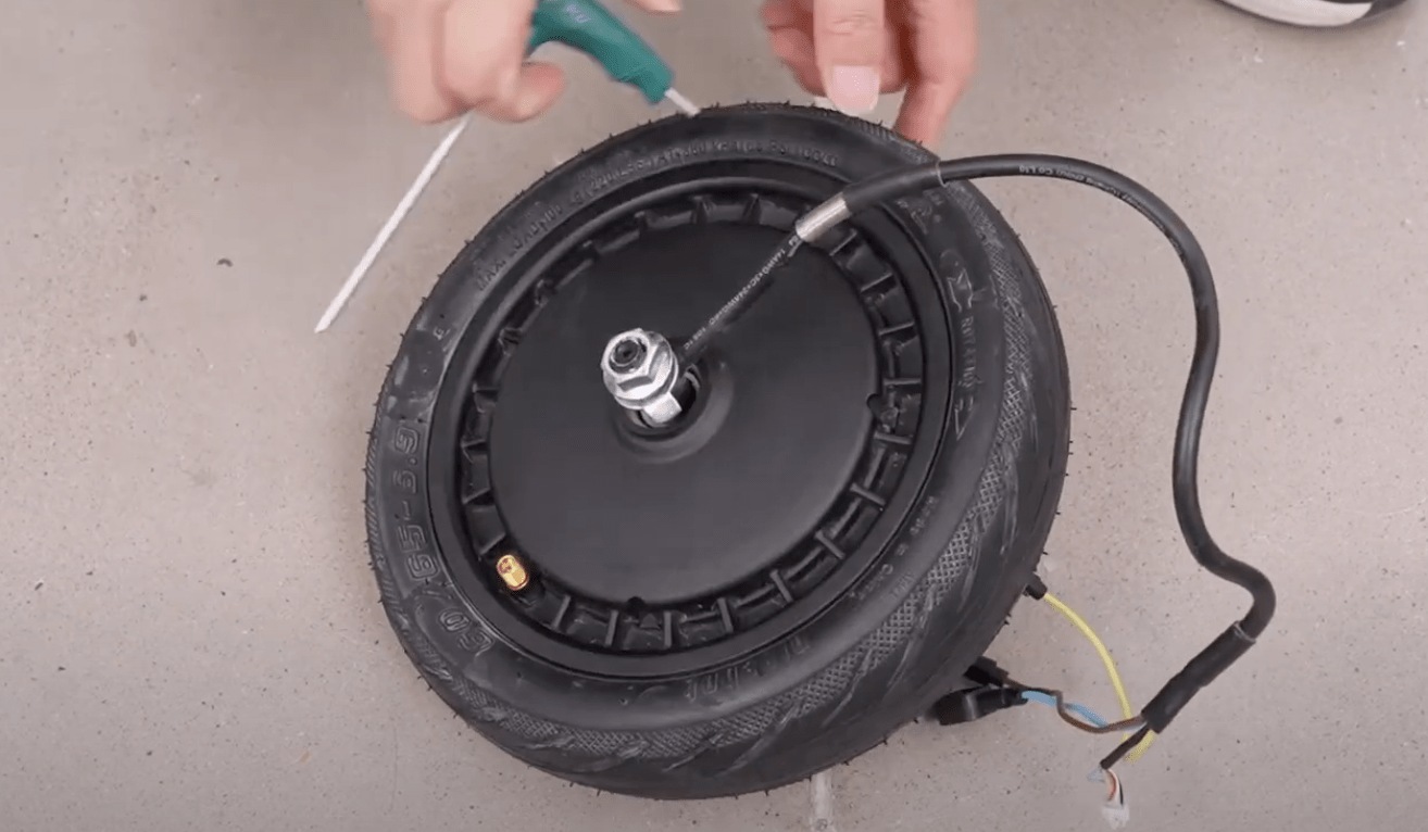 How to Replace the Segway Ninebot F3 & F3 Pro Tire – Video Guide