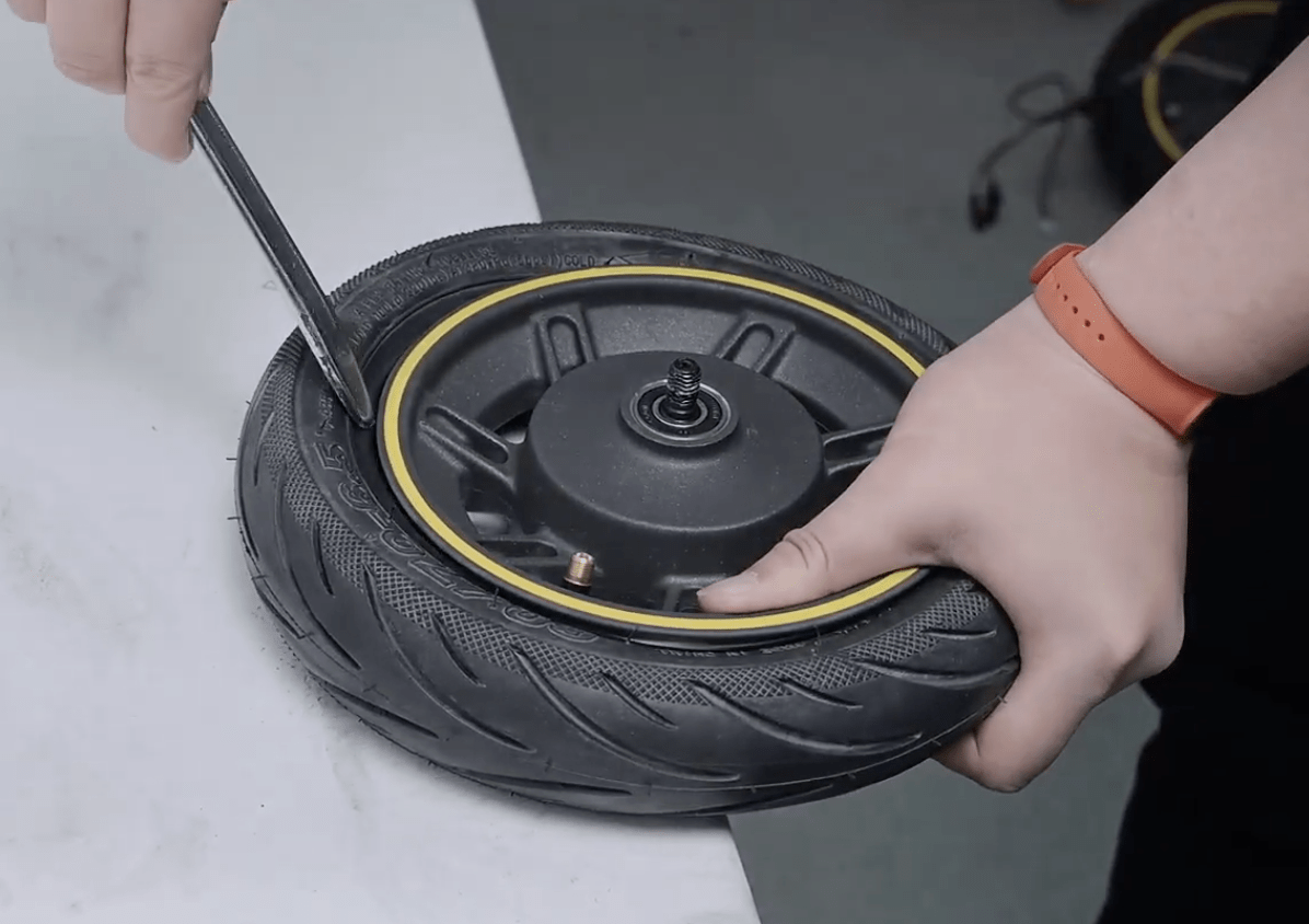 Changer le pneu avant Segway Ninebot Max G30 (tuto vidéo)