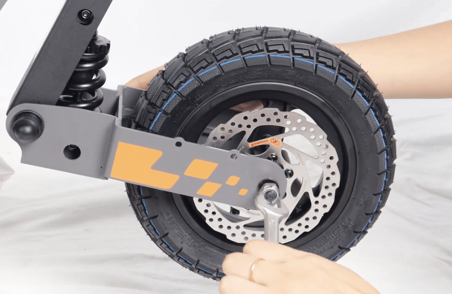 How to Replace the KuKirin G2 Front Wheel: Full Video Guide